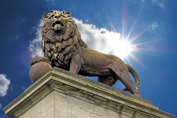 Ne dites pas butte de Waterloo mais butte du lion! :: Hussardises